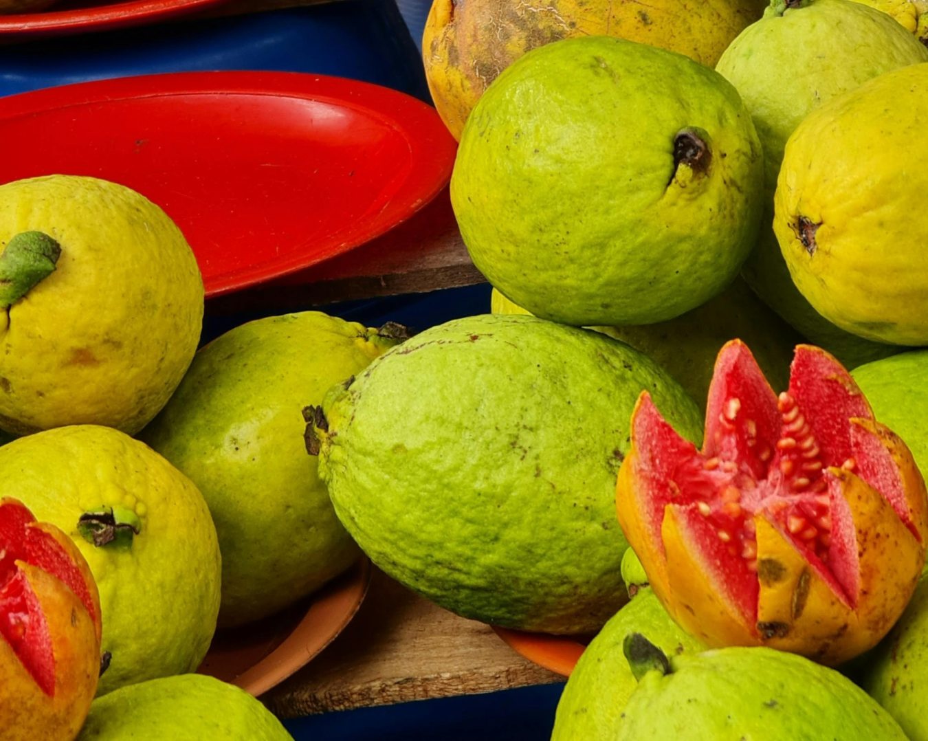 Dove comprare la Guava, il frutto esotico del momento
